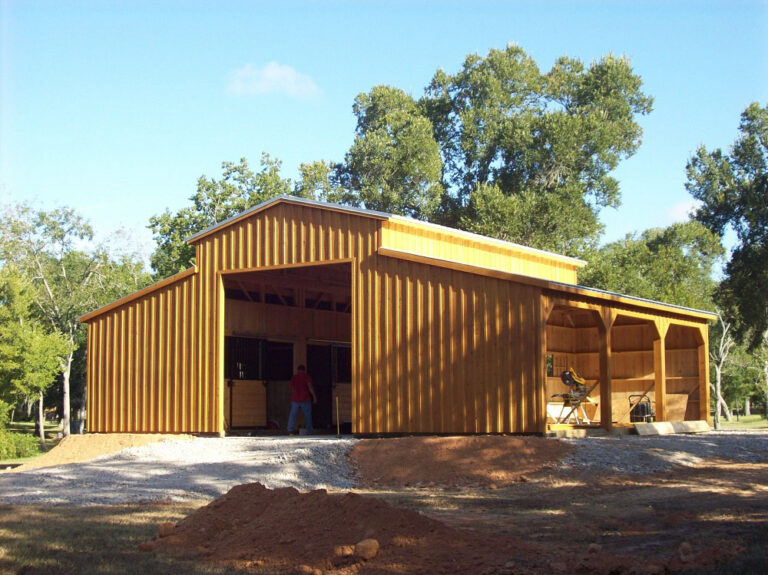 3 Advantages of an Aisle Barn - Deer Creek Structures